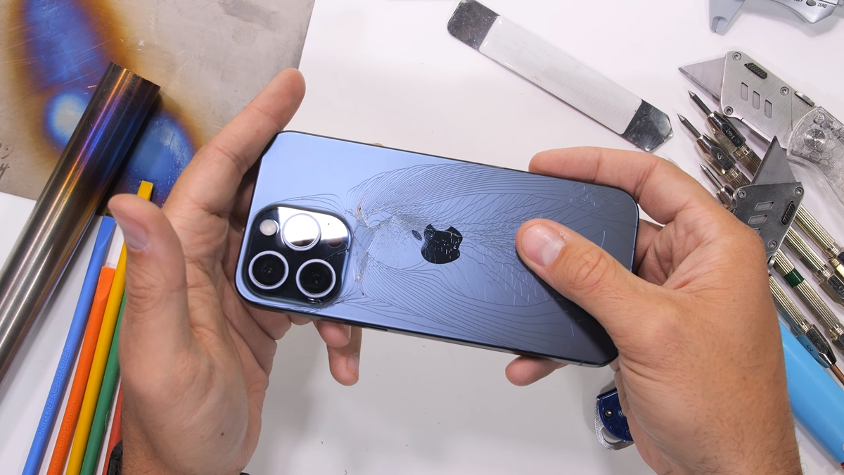 iPhone 15 Pro Max Tested for Durability: Breaks in Two Very Easily ...